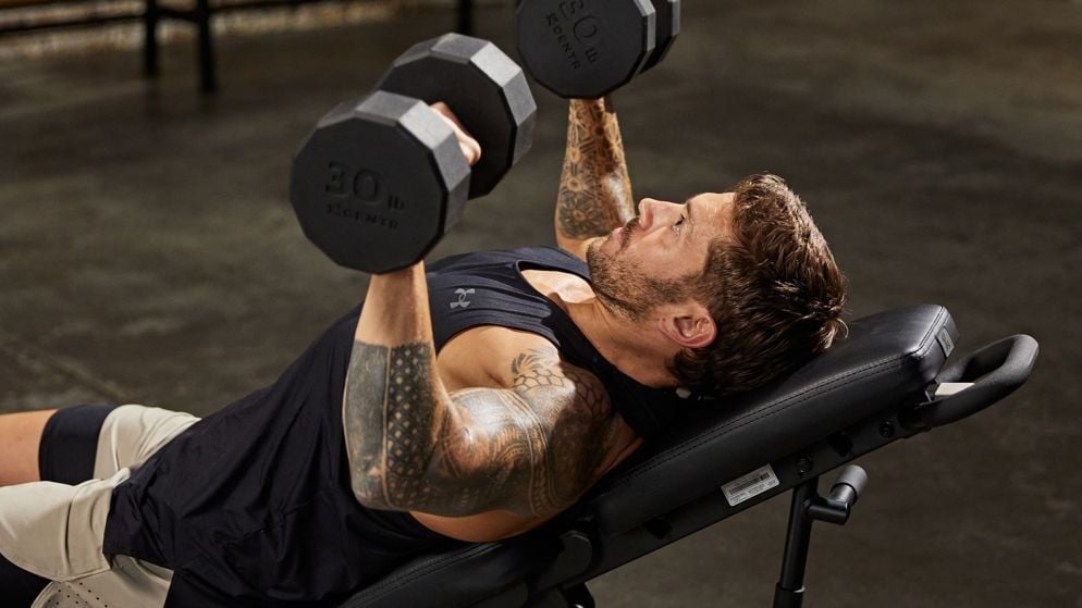 Zo train je een brede borst op drie manieren zonder bankdrukken