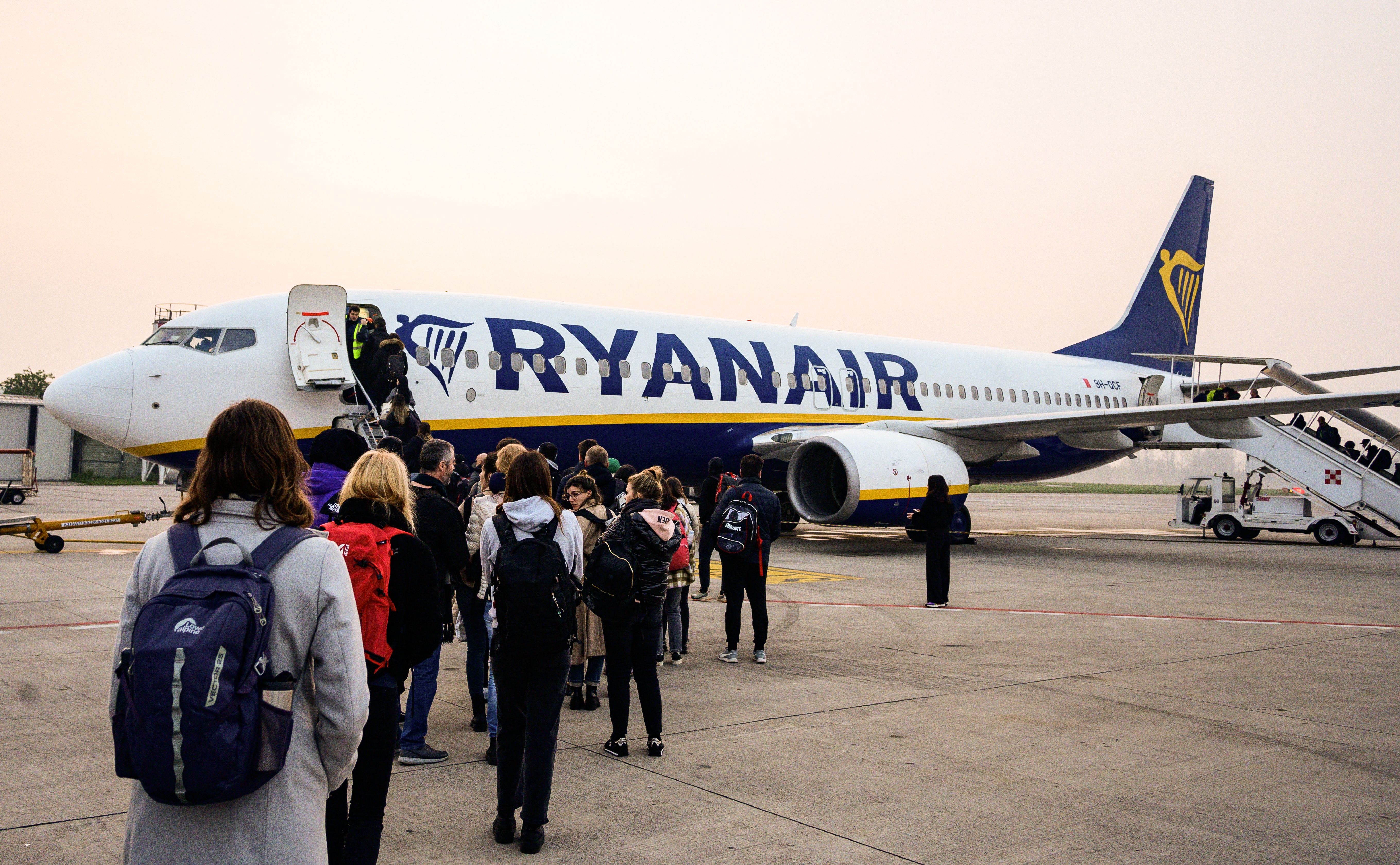 De bonus van Ryanair-medewerkers per te grote koffer die ze zien