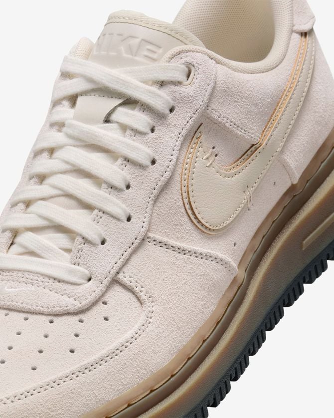 Nike gooit exclusieve Air Force 1 LX-sneakers in sale voor 84 euro